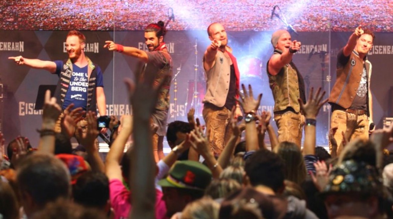 Banda VoxxClub faz o avesso do que fez Roger Waters e reação é ...