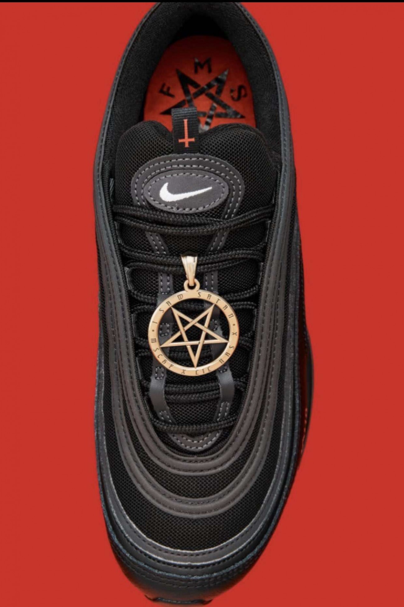 Marca famosa manda fazer 666 pares de tênis para homenagear o Diabo