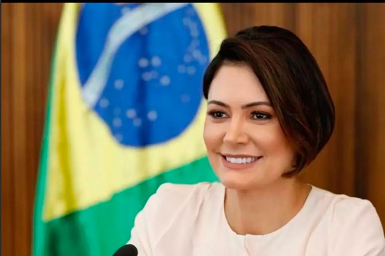 Michelle toma as dores de cristãos e coloca a Folha em seu devido lugar ...