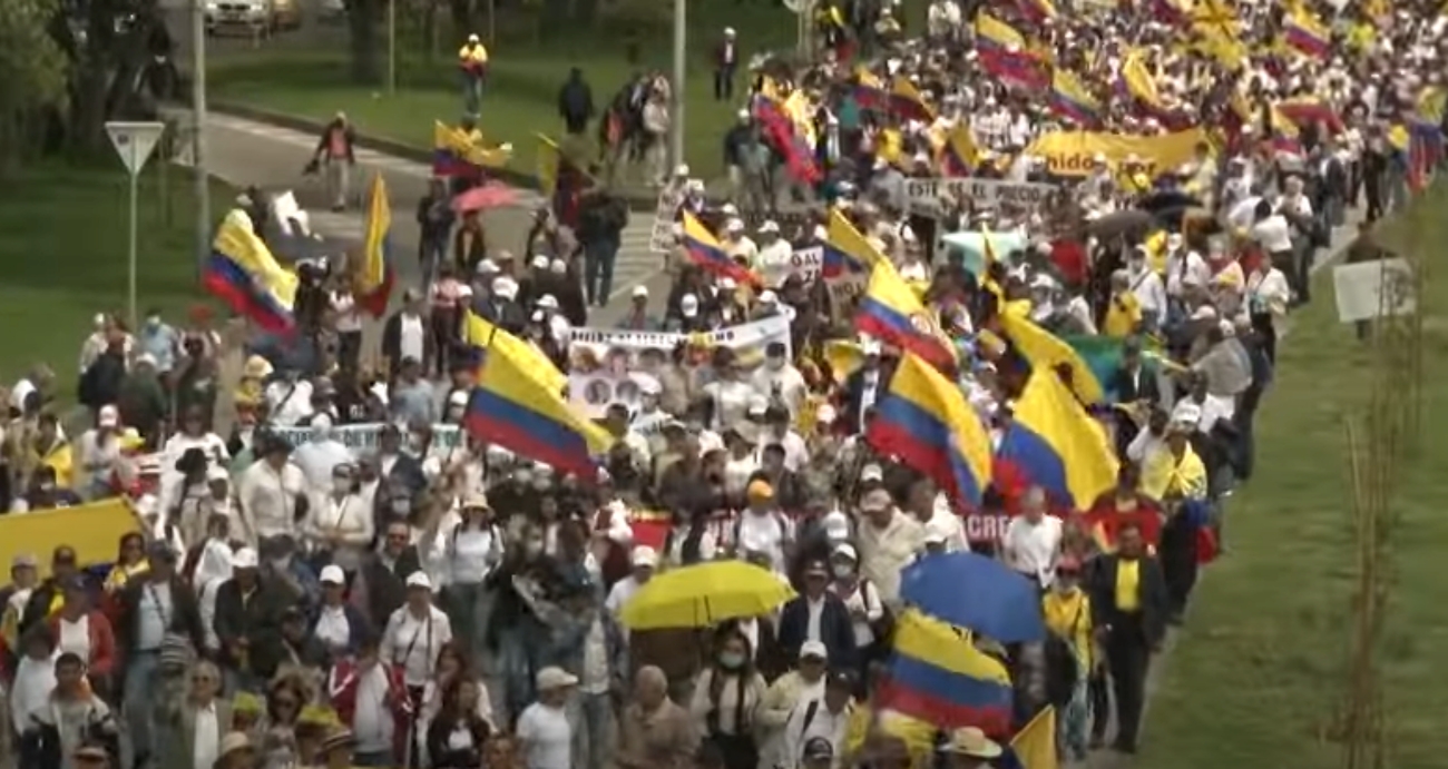 Agora é tarde: Milhares de colombianos vão às ruas 2 meses após a ...