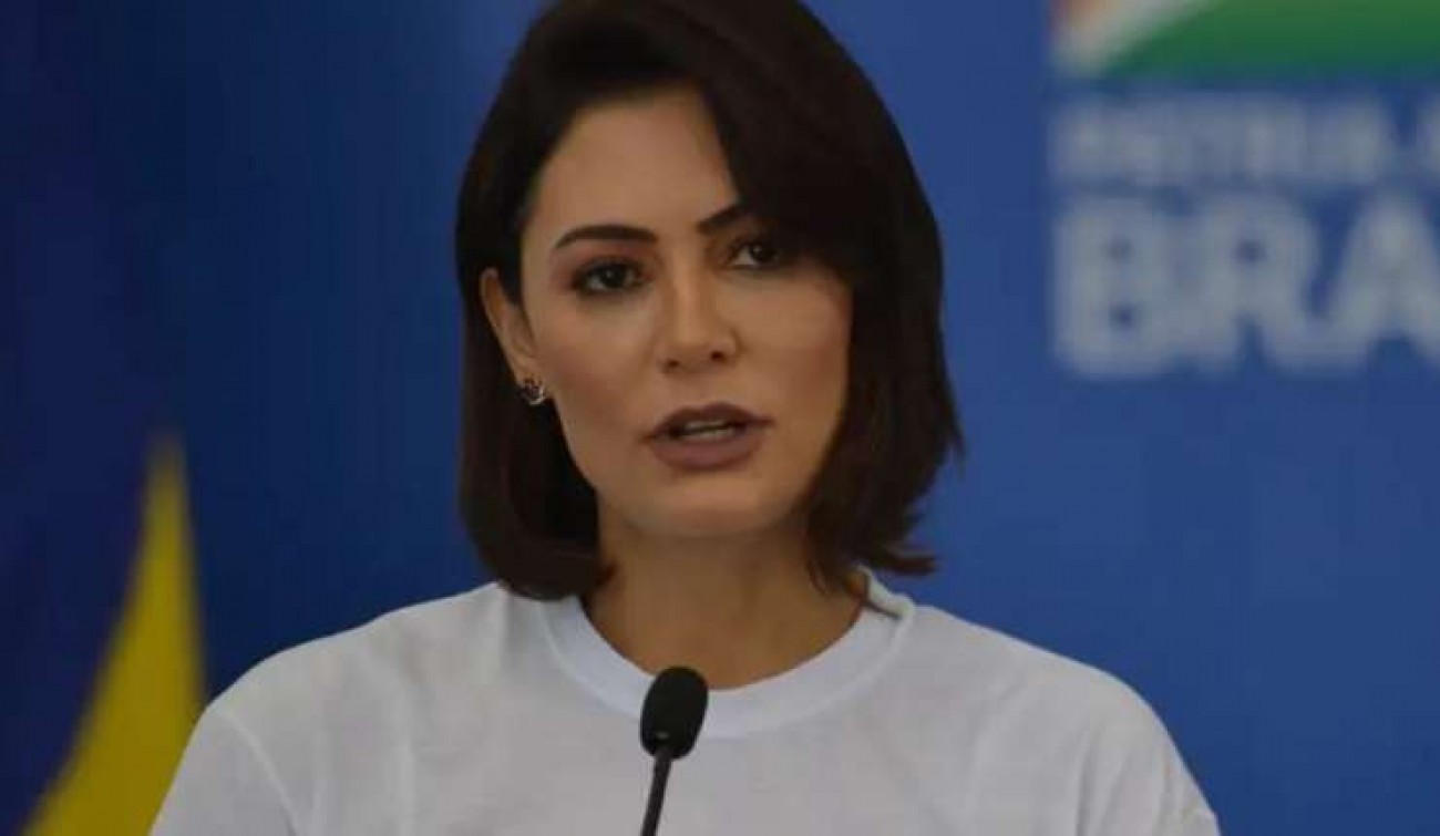 No meio da operação contra Bolsonaro, Michelle reage na web